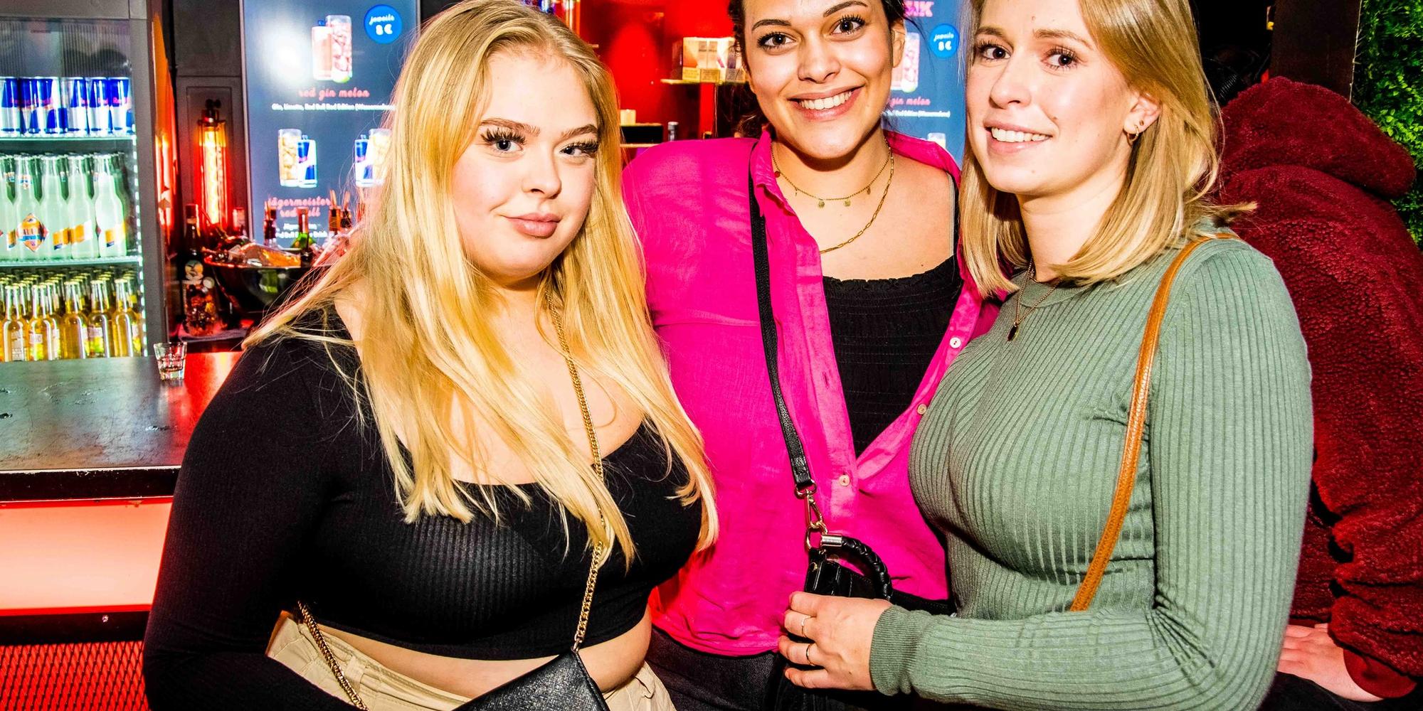 모든 한국 여성들에게 전화: 야간 근무 바 팀에 가입하세요 - John Snow · Luma