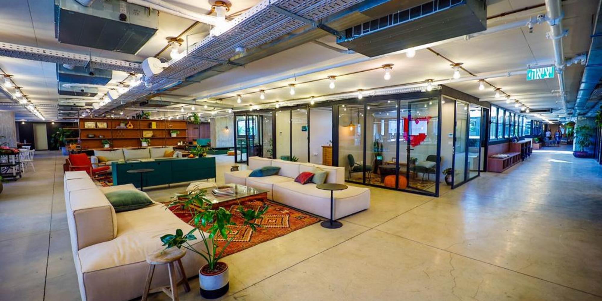 The Product Lounge - Helpers session at HoneyBook · Luma